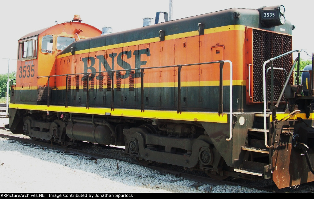 BNSF 3535, right side showing front end